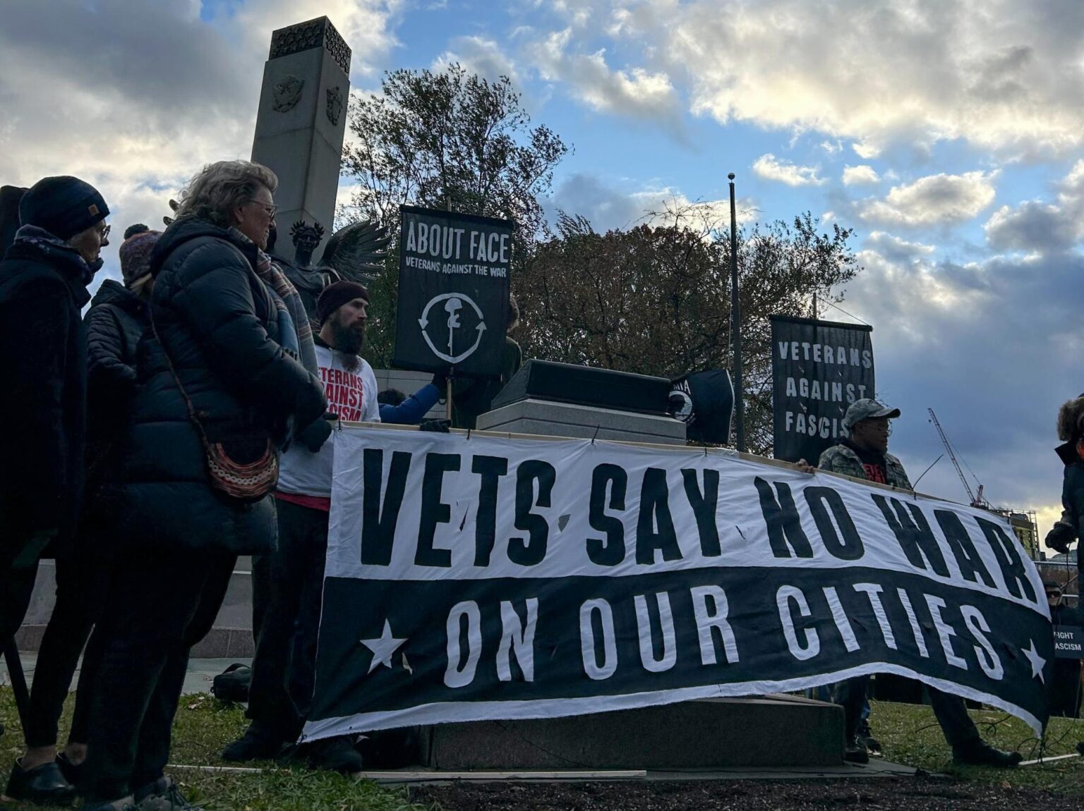 Veteranos y Manifestantes Se Unen en Protesta en el Día del Veterano ...